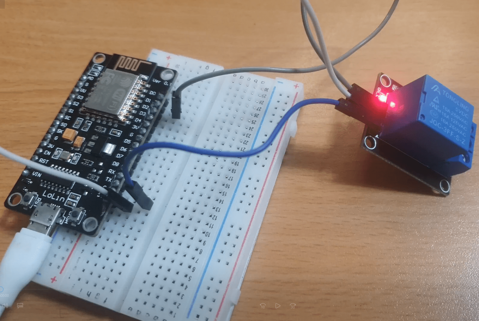 מדריך בסיס למיתוג באמצעות ESP8266 וממסר | בידיים